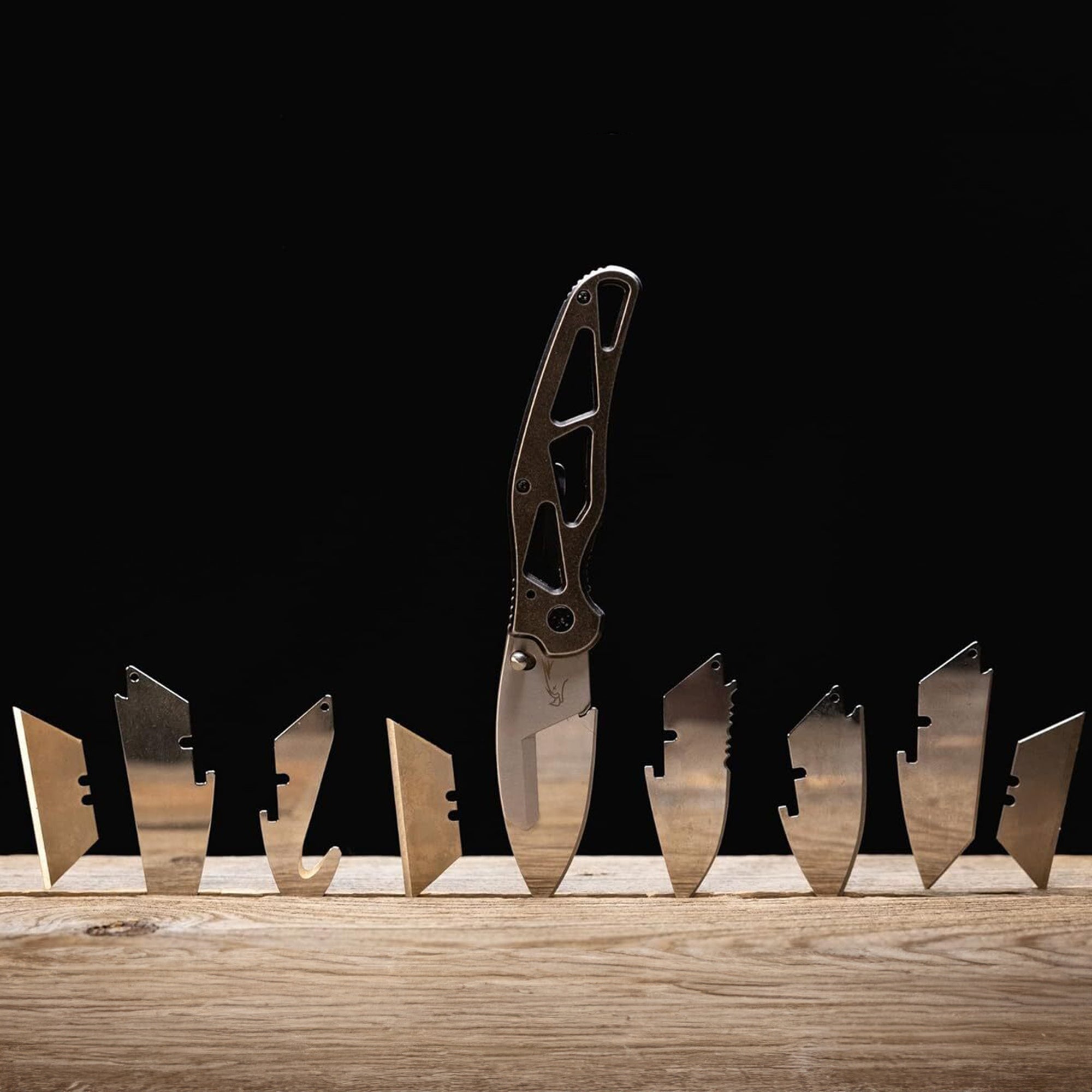 RAZORBACK Signature Folding Knife, 9 Interchangeable Blades - Battlbox.com